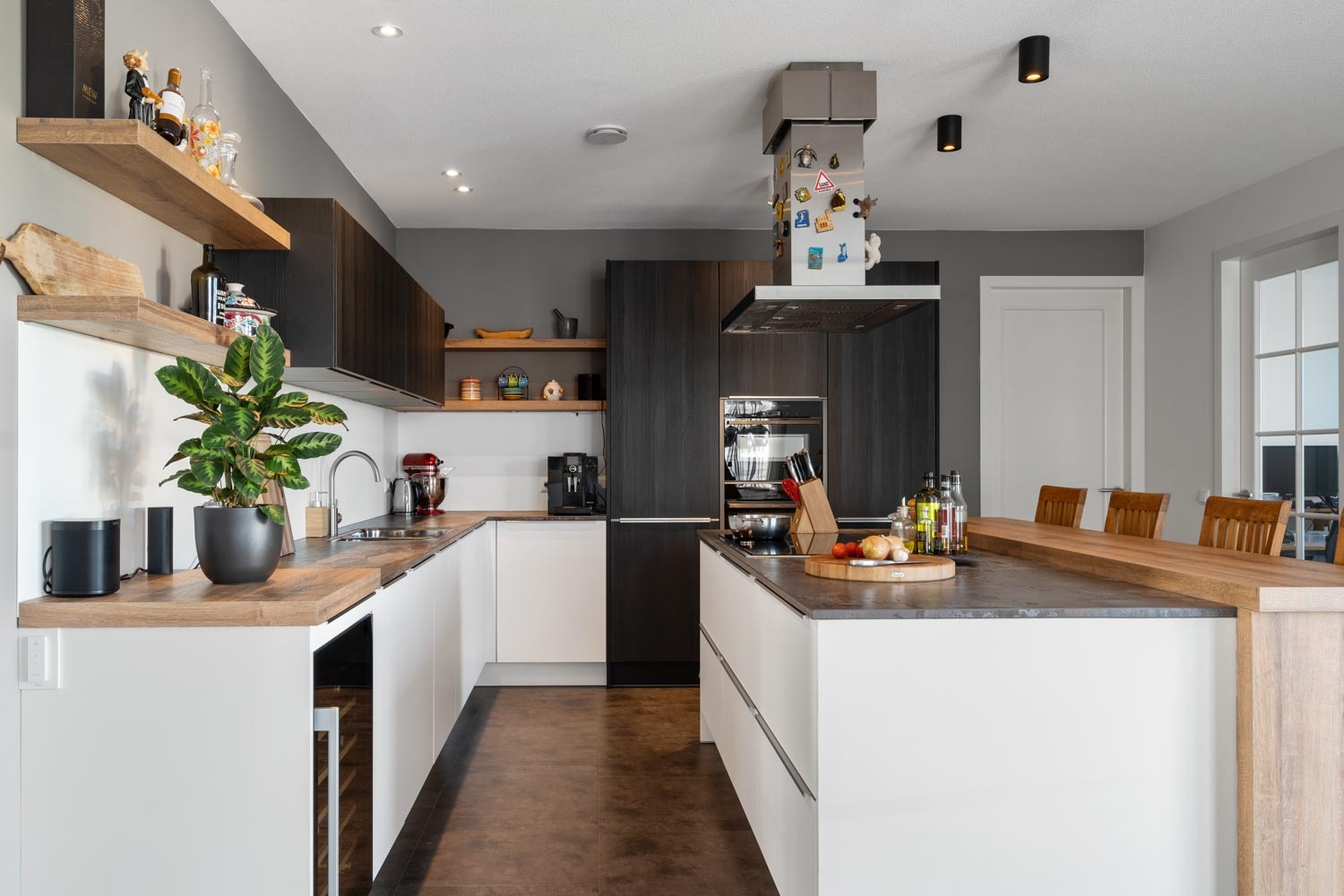 Wit en donkere keuken | Van der Voet Keukens